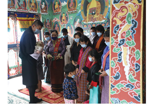 His Majesty confers medals and meets the family of the deceased ...